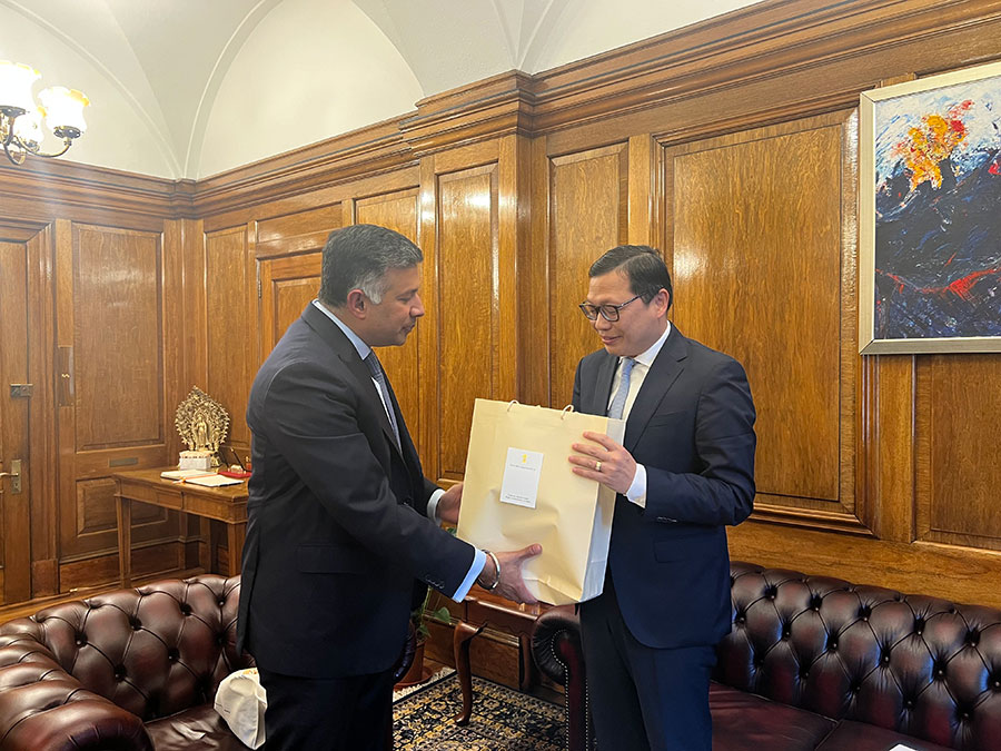 Ambassador Lay Samkol paid a courtesy call on the High Commissioner of ...